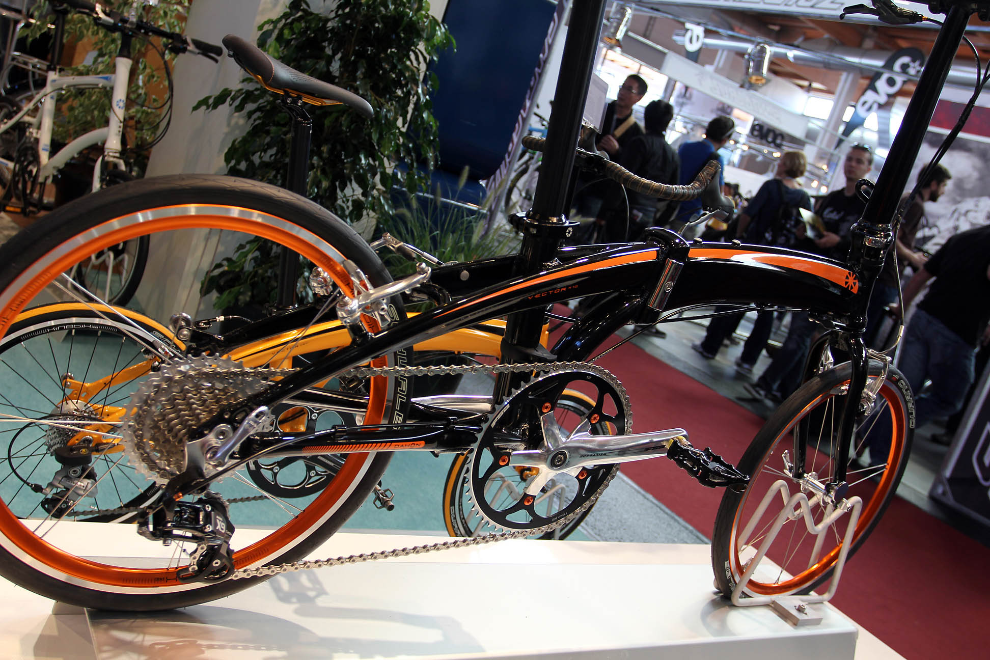 New Dahon Vector + extended Biologic range of accessories - Cycling ...