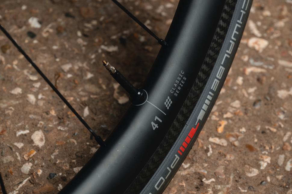 When was the last time you saw a new rim brake wheelset? Parcours ...